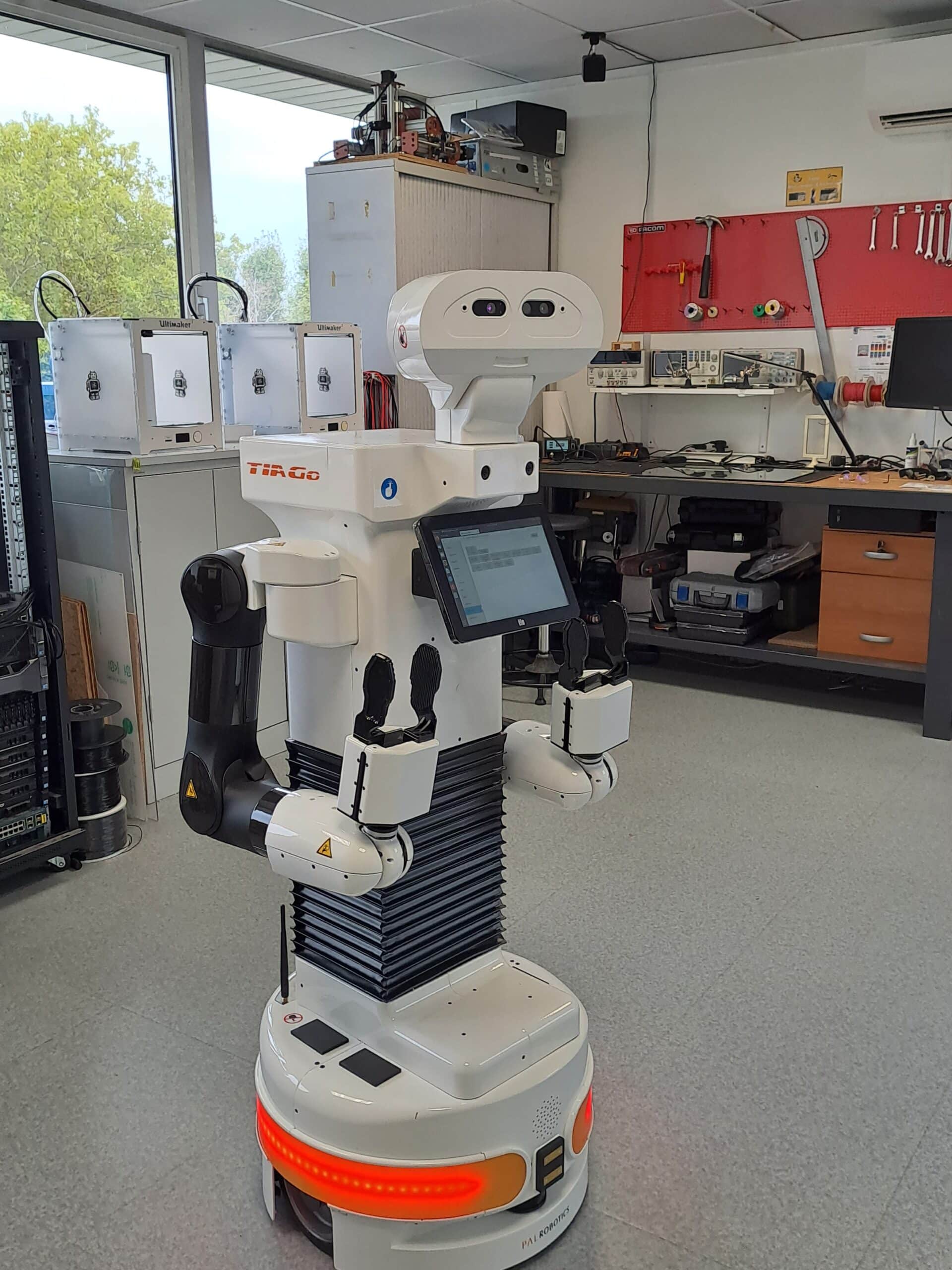 Le robot Tiago débarque sur le campus CESI de Toulouse